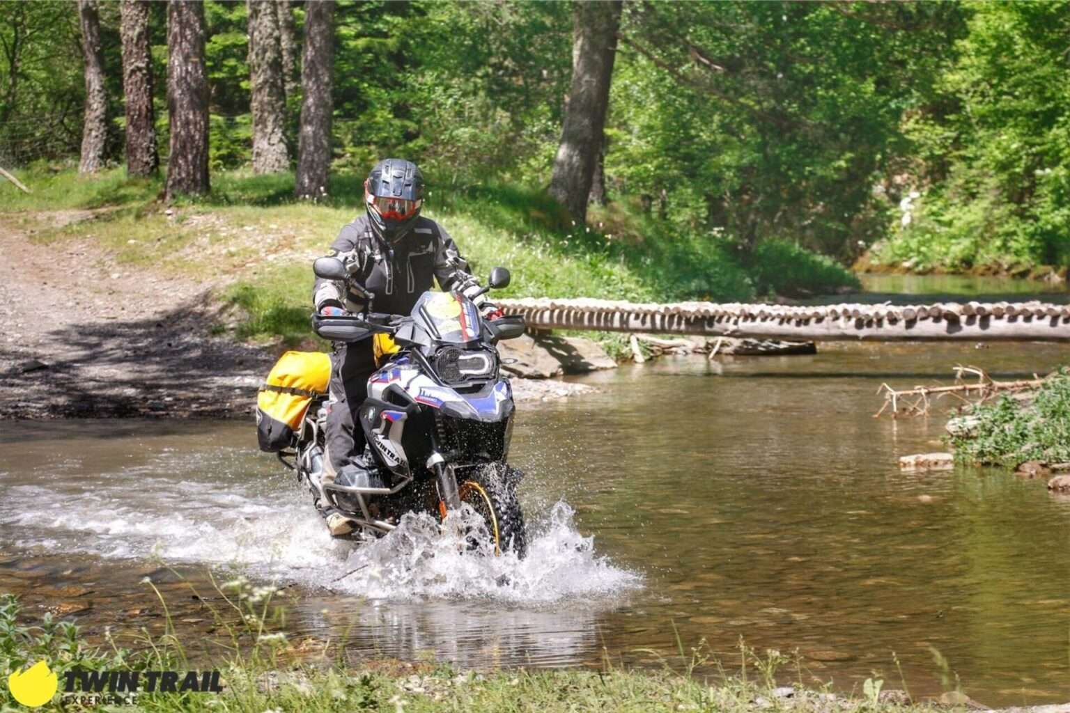 ¿Cómo cruzar un río en moto?