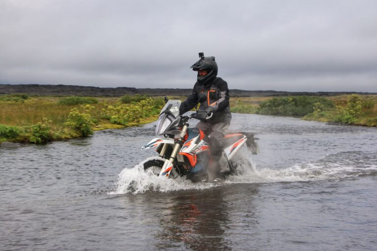 ¿Cómo cruzar un río en moto?